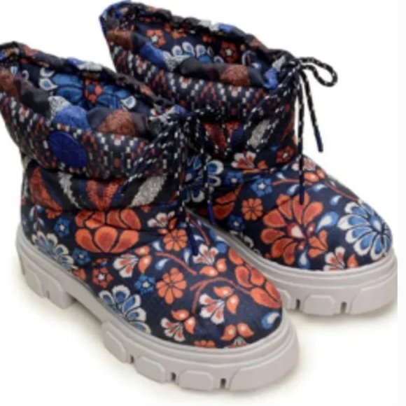 FARM Rio | Shoes | Farm Rio Pineapple Flower Lug Sole Puffer Boot New ...